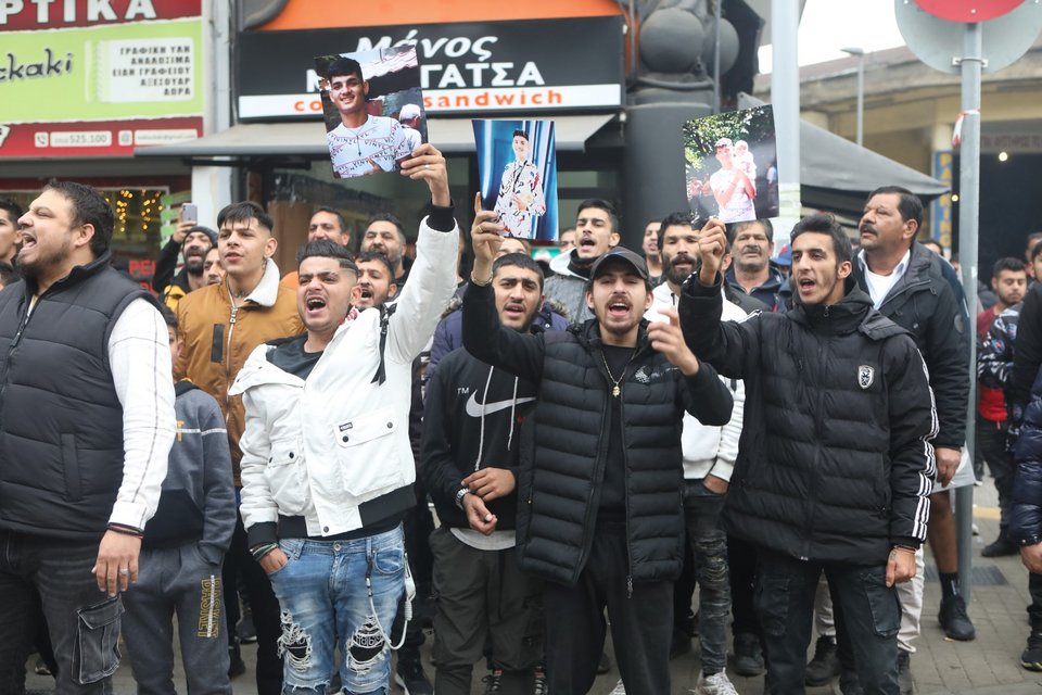 Πυροβολισμός 16χρονου στη Θεσσαλονίκη: Καίνε 20ευρα οι Ρομά έξω από τα ...