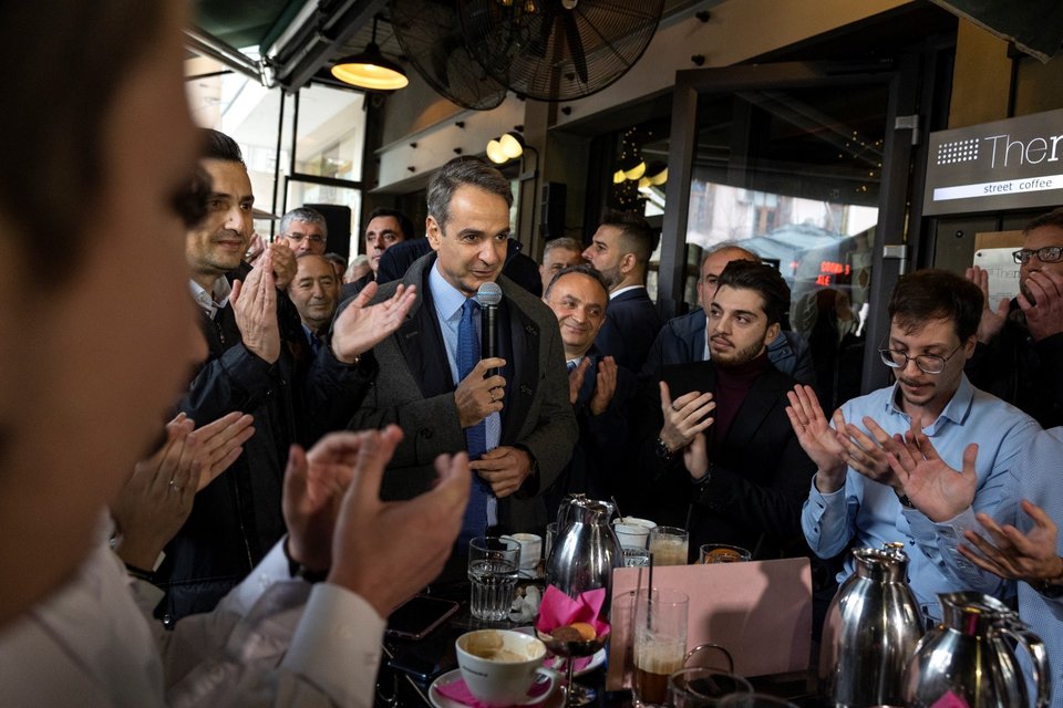 Η βόλτα του Μητσοτάκη στην Αλεξανδρούπολη -Ήπιε καφέ, αγόρασε τυρόπιτα ...