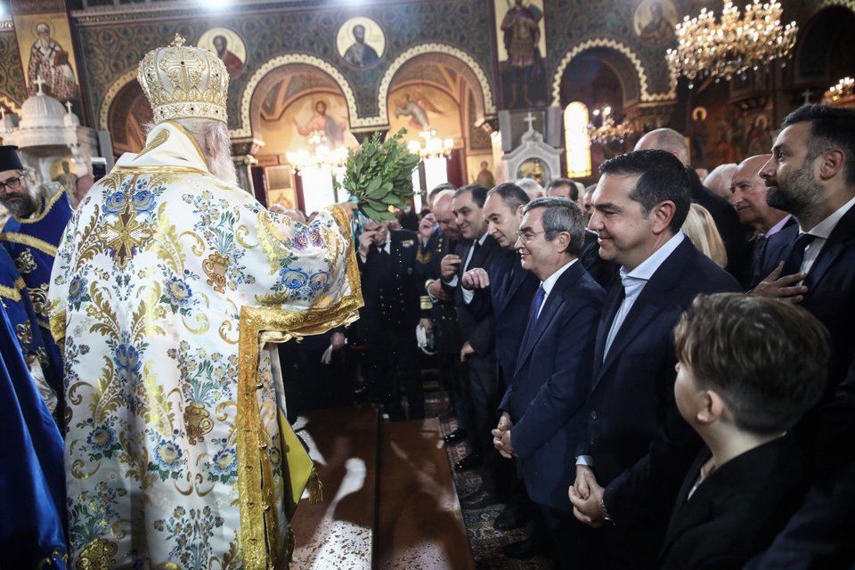 Τελέσθηκε ο Αγιασμός των Υδάτων στον Πειραιά [εικόνες] - iefimerida.gr
