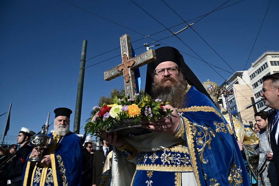 Τελέσθηκε ο Αγιασμός των Υδάτων στον Πειραιά [εικόνες] - iefimerida.gr