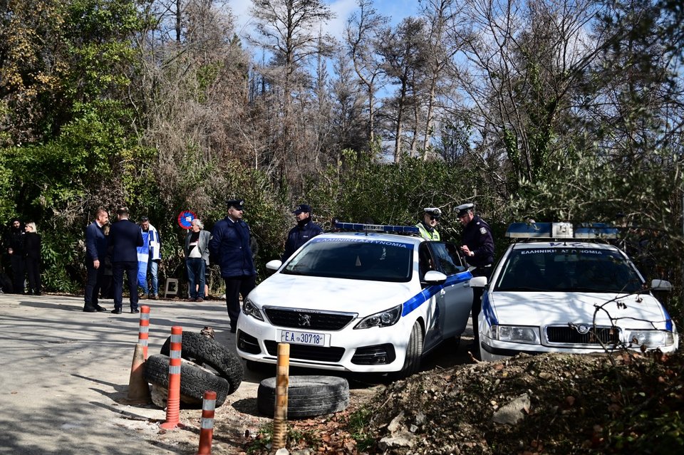Κόσμος συγκεντρώθηκε στο Τατόι για την ταφή του τέως βασιλιά ...