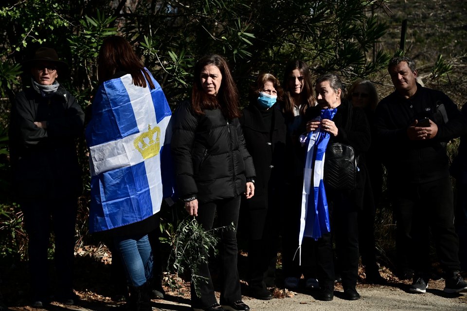 Κόσμος συγκεντρώθηκε στο Τατόι για την ταφή του τέως βασιλιά ...