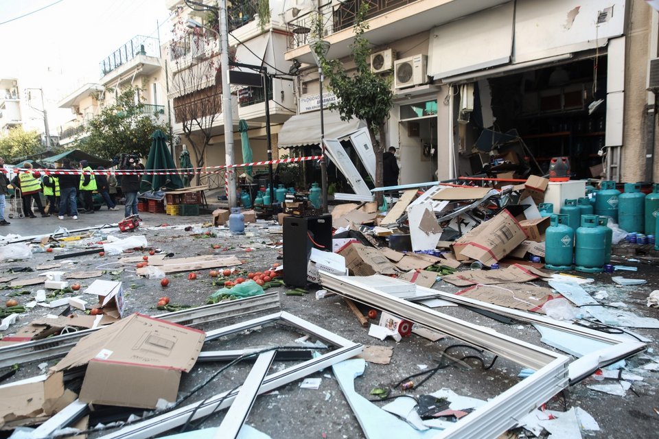 Βομβαρδισμένο τοπίο στο Αιγάλεω, έκρηξη σε μαγαζί με φιάλες υγραερίου ...