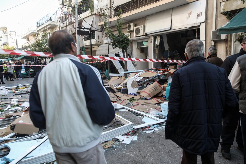 Βομβαρδισμένο τοπίο στο Αιγάλεω, έκρηξη σε μαγαζί με φιάλες υγραερίου ...