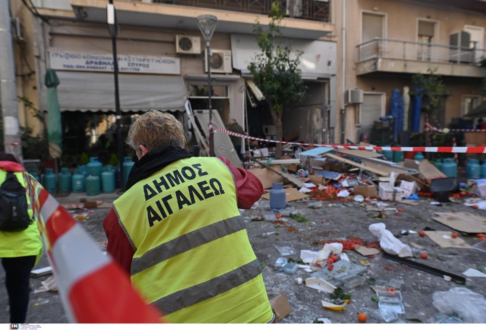 Βομβαρδισμένο τοπίο στο Αιγάλεω, έκρηξη σε μαγαζί με φιάλες υγραερίου ...