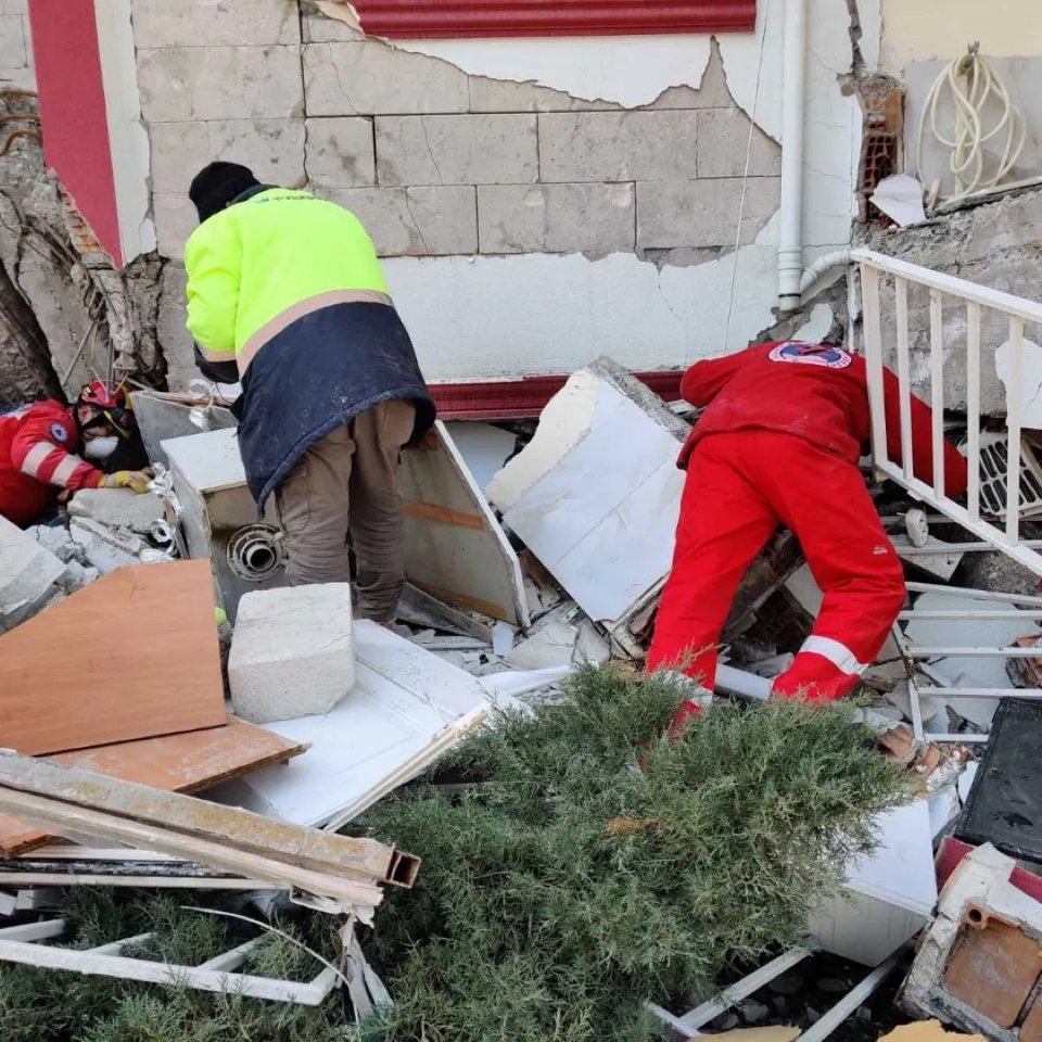 Σεισμός στην Τουρκία: Οι Έλληνες εθελοντές αναζητούν επιζώντες -Μάχη με ...