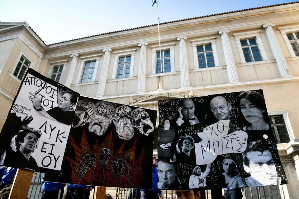 Οι καλλιτέχνες έξω από το ΣτΕ «κήδεψαν» τον Πολιτισμό -Μαυροφορεμένοι ...