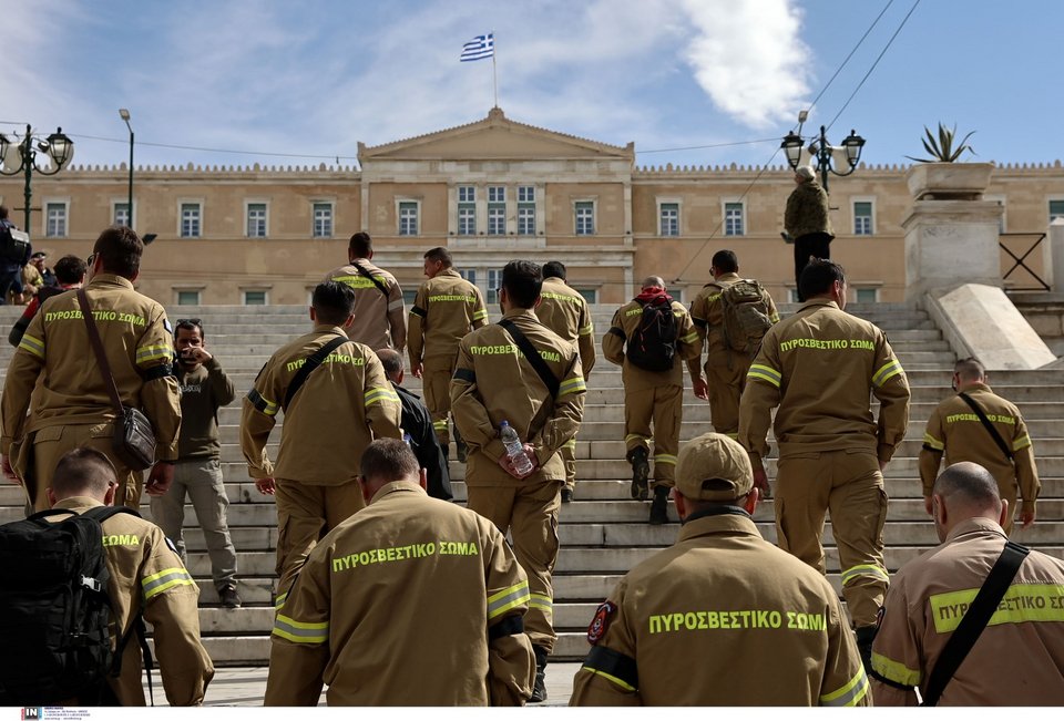 Πυροσβέστες διαδήλωσαν στο Σύνταγμα -Με μαύρα περιβραχιόνια για τον ...