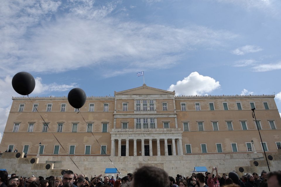 Διαδήλωση για τα Τέμπη: Γέμισε με μαύρα μπαλόνια ο ουρανός στο Σύνταγμα ...