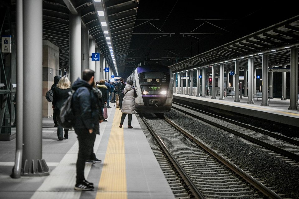 Έφυγε το πρώτο τρένο για Χαλκίδα, ξεκίνησε ο προαστιακός -Στις ράγες ...