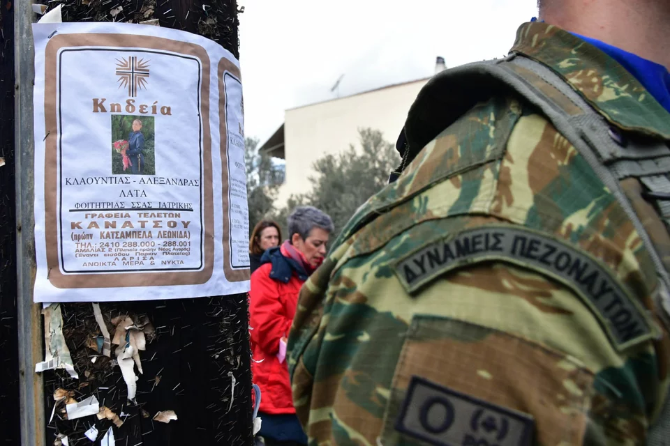 Κλαούντια Λάτα: Η ελληνική σημαία, το φέρετρο, τα λευκά άνθη και το ...