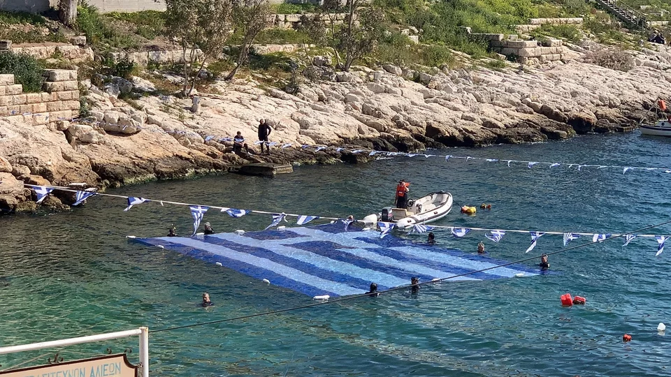 25η Μαρτίου: Εντυπωσιακή ελληνική σημαία στα νερά της Πειραϊκής ...