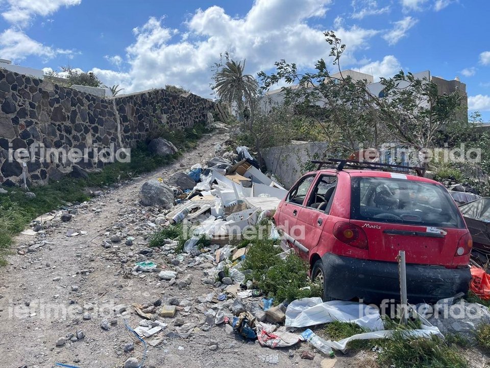 Το πρόβλημα με τα πεταμένα μπάζα από τις ανακαινίσεις στη Σαντορίνη ...
