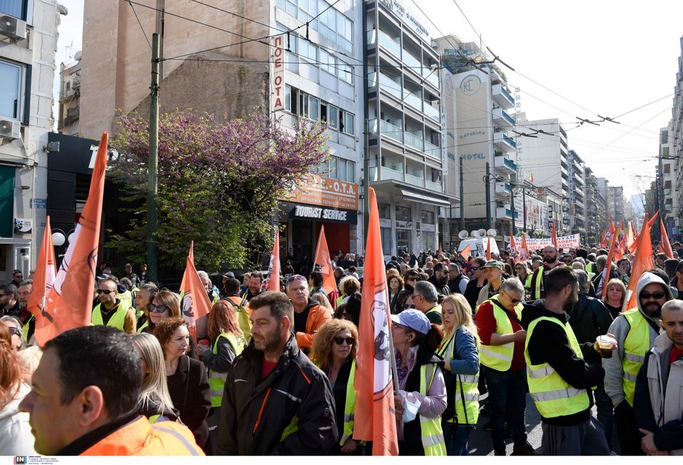 Πορεία της ΠΟΕ-ΟΤΑ στο κέντρο της Αθήνας -Κλειστοί δρόμοι - iefimerida.gr