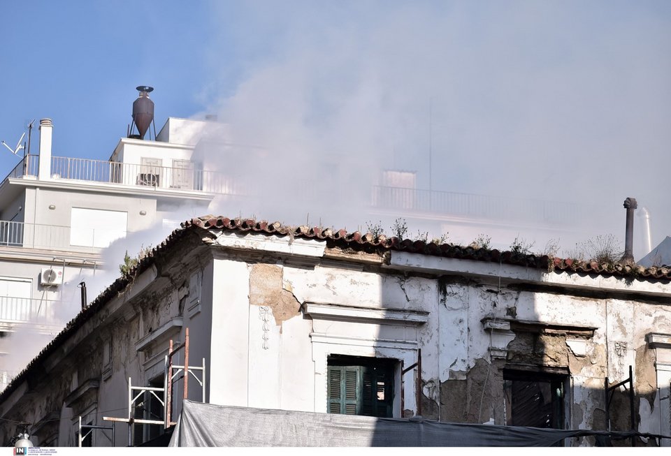 Υπό μερικό έλεγχο η φωτιά σε εγκαταλελειμμένο κτίριο στην Αιόλου ...