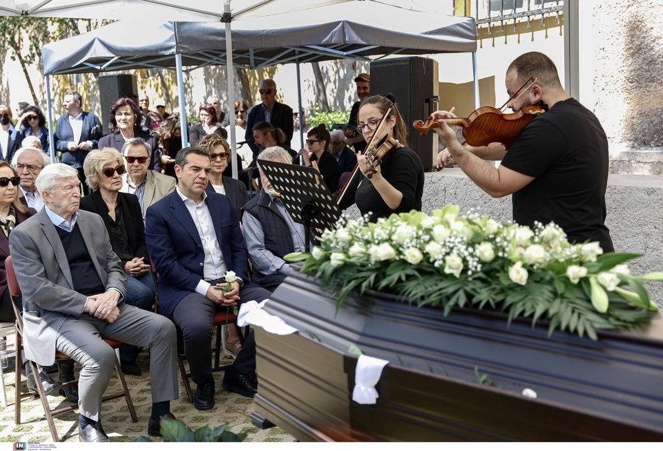 Μυρσίνη Ζορμπά: Τελευταίο αντίο στο αποτεφρωτήριο Ριτσώνας με τα ...