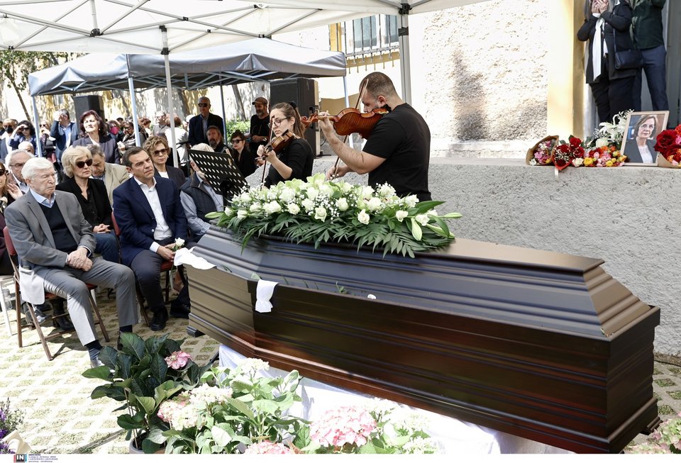 Μυρσίνη Ζορμπά: Τελευταίο αντίο στο αποτεφρωτήριο Ριτσώνας με τα ...