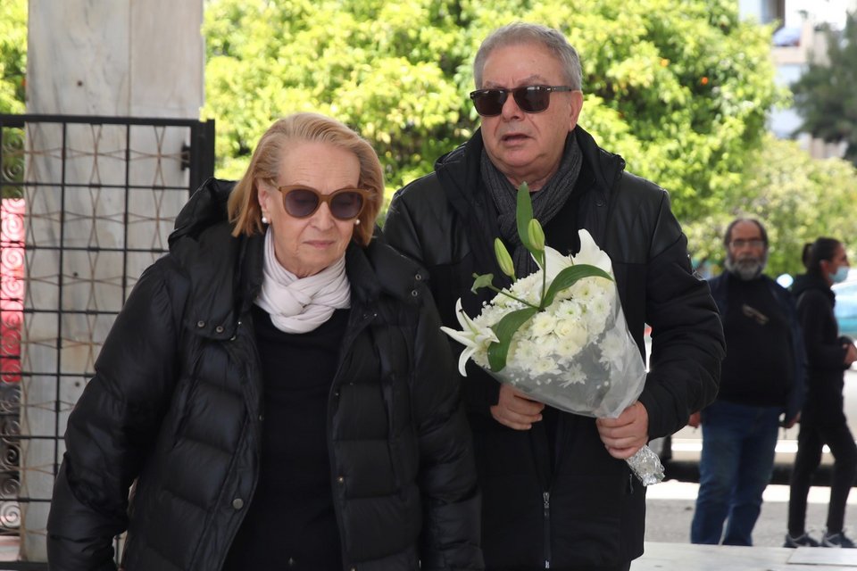 Κηδεύτηκε η Ρένα Κουμιώτη -Ποιοι πήγαν στο τελευταίο «αντίο» στο Α ...