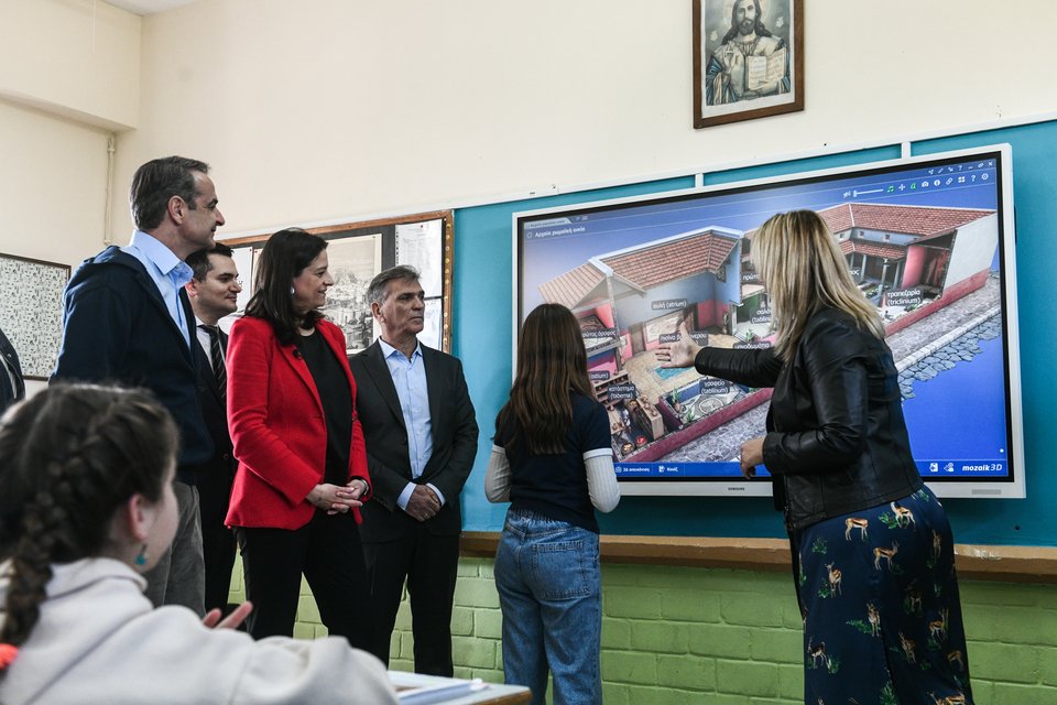 «Πρεμιέρα» για τους διαδραστικούς πίνακες στα σχολεία -Παρουσία ...