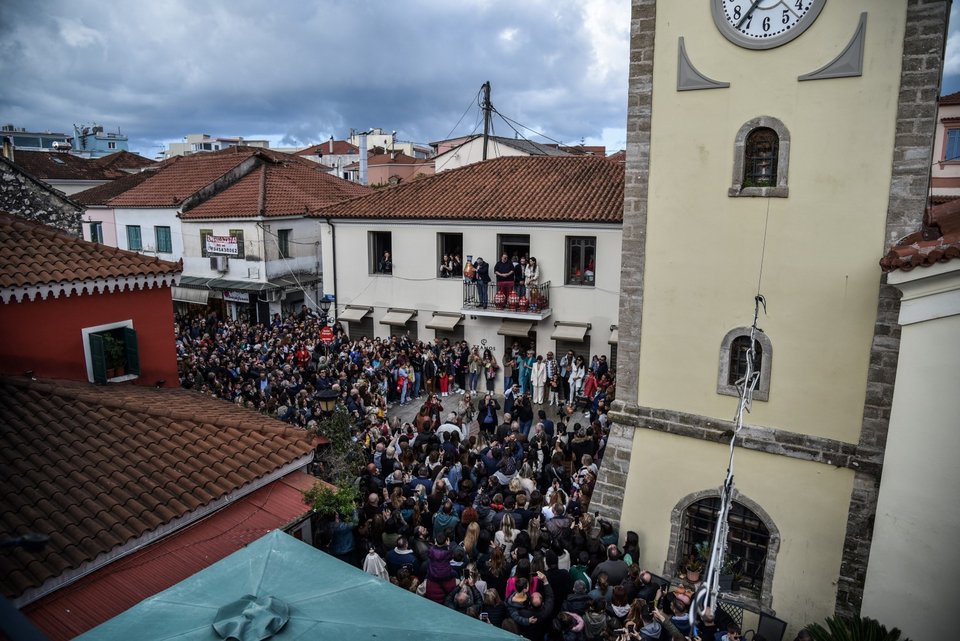 Έσπασαν 2.000 μπότια στην Πρέβεζα για να ξορκίσουν το κακό [βίντεο ...