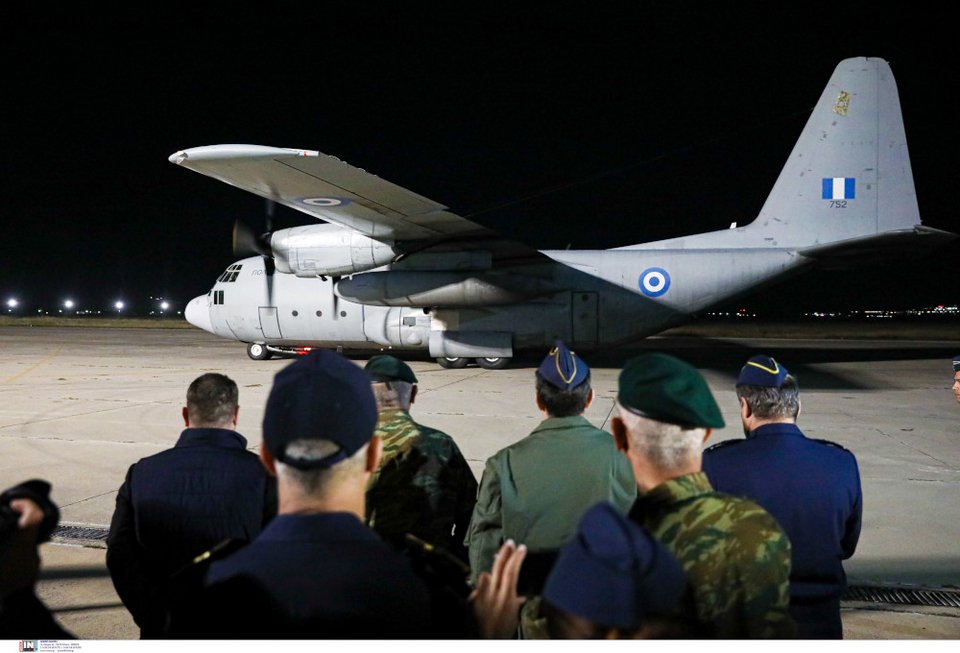 Προσγειώθηκε στην Ελευσίνα το C-130 με 39 απεγκλωβισμένους από το ...