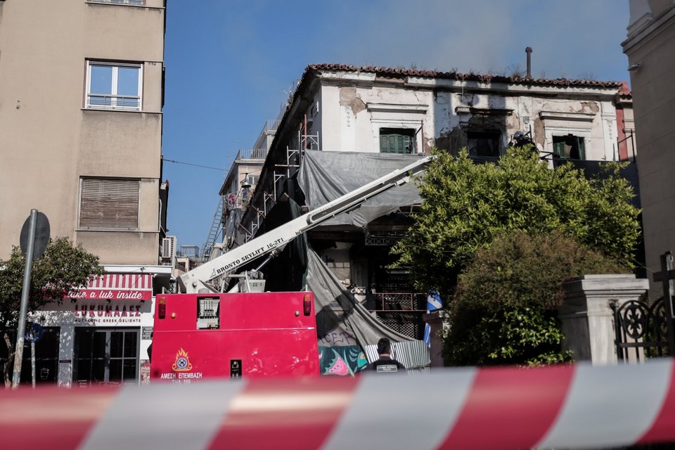 Κατέρρευσε τμήμα της οροφής του κτιρίου που πήρε φωτιά στην Αιόλου ...