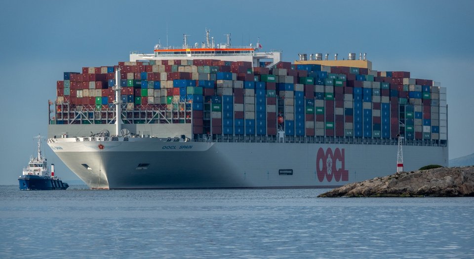 Στον Πειραιά το γιγαντιαίο «OOCL SPAIN» -Ένα από τα μεγαλύτερα πλοία με ...