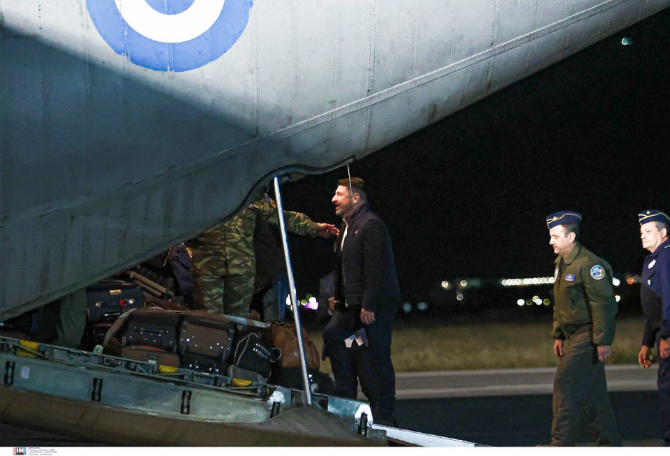 Προσγειώθηκε στην Ελευσίνα το C-130 με 39 απεγκλωβισμένους από το ...