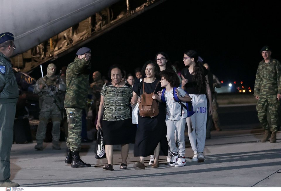 Προσγειώθηκε στην Ελευσίνα το C-130 με 39 απεγκλωβισμένους από το Σουδάν -Συνάντηση και με ...