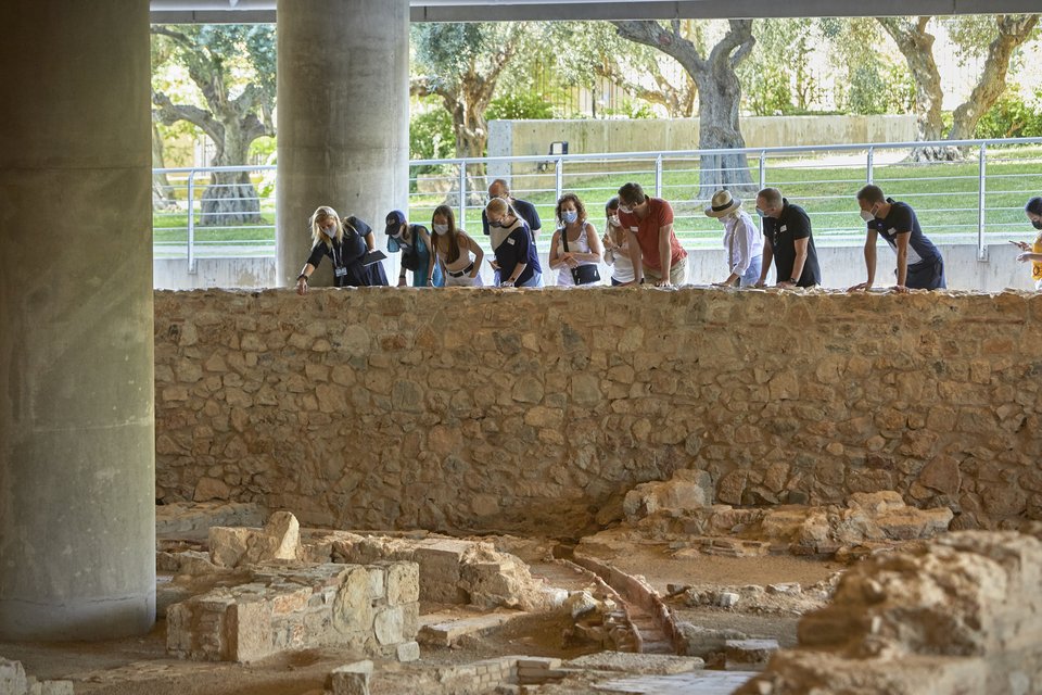 Περιήγηση κάτω από το μουσείο Ακρόπολης -Στην αρχαία αγορά, με τα ...