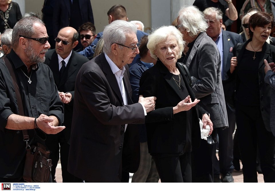 Κηδεύτηκε ο Γιάννης Βογιατζής -Ποιοι πήγαν στο τελευταίο «αντίο ...