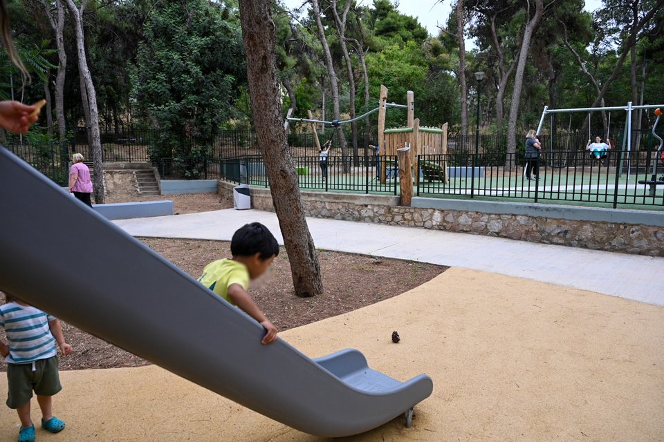 Ενας νέος παιχνιδότοπος στο κέντρο της Αθήνας -Με ξυλόσπιτα, τοίχους ...