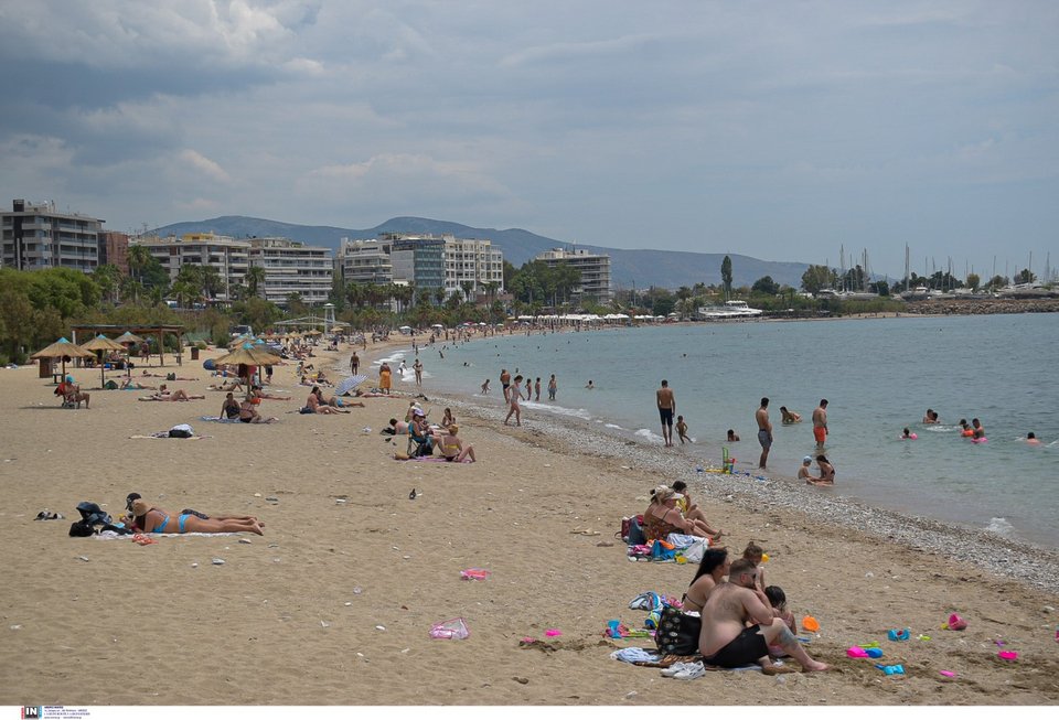 Γέμισαν οι παραλίες της Αττικής παρά τον άστατο καιρό -Δείτε εικόνες ...
