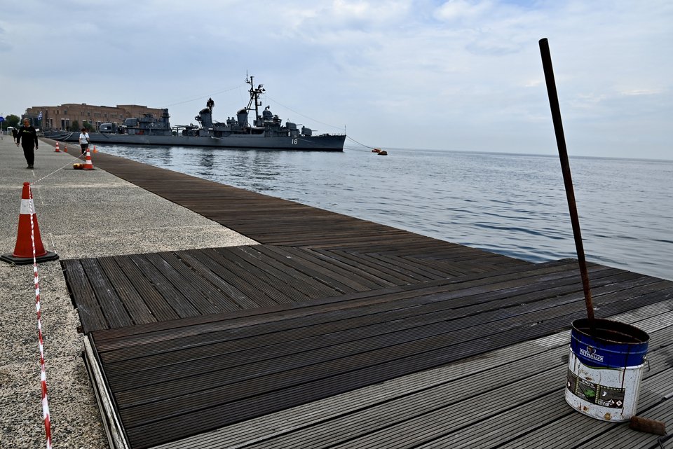 Θεσσαλονίκη: Έργα συντήρησης στη νέα παραλία -Βάφουν το ντεκ, φτιάχνουν ...