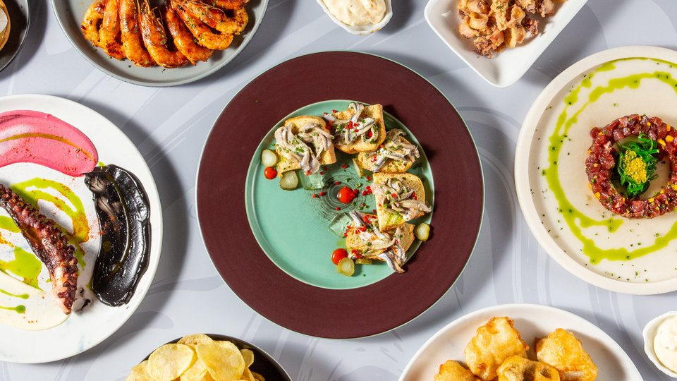 Όσα χρειάζεται να δοκιμάσεις βρίσκονται στη λίστα Red Selection από το efood με την υπογραφή του ...