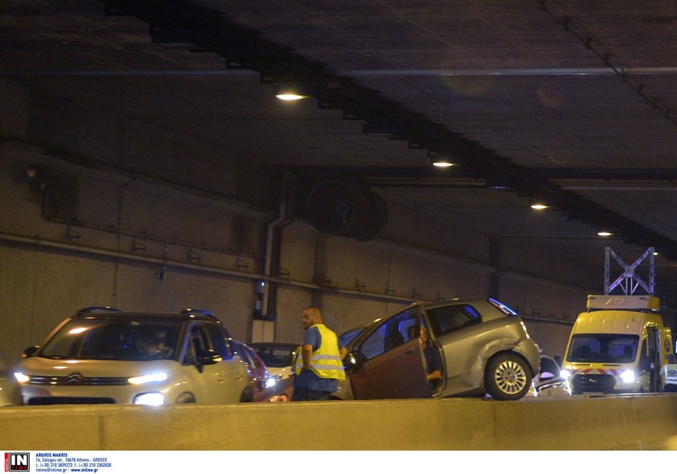 Τροχαίο τη νύχτα στην Αττική Οδο -ΙΧ «ανέβηκε» στο διαχωριστικό ...