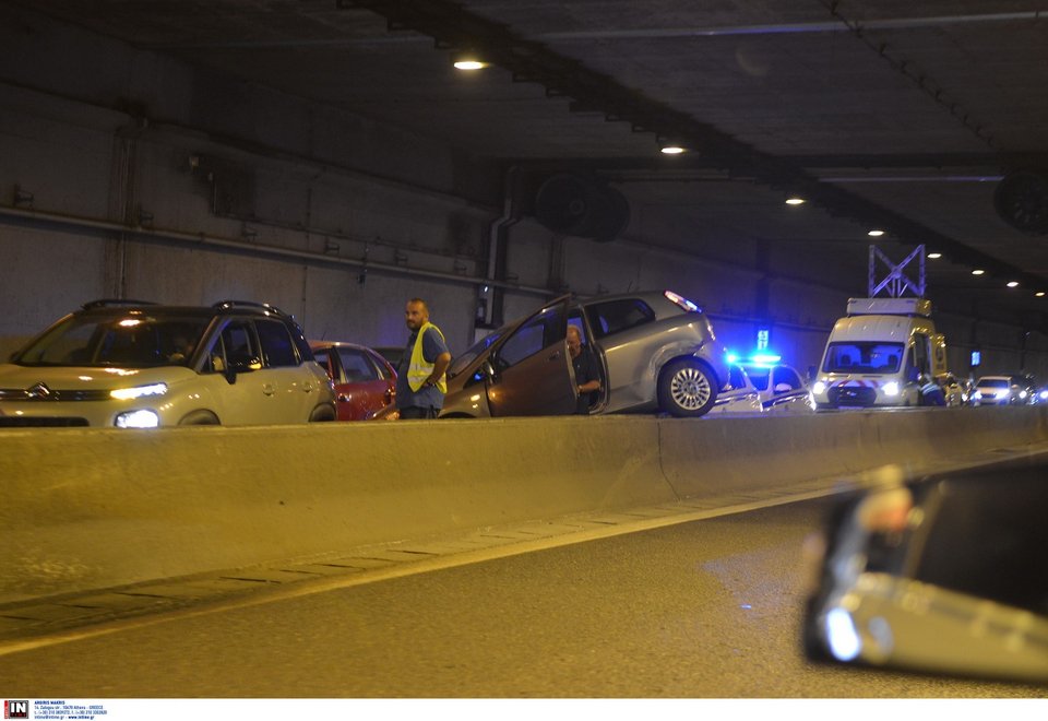 Τροχαίο τη νύχτα στην Αττική Οδο -ΙΧ «ανέβηκε» στο διαχωριστικό ...