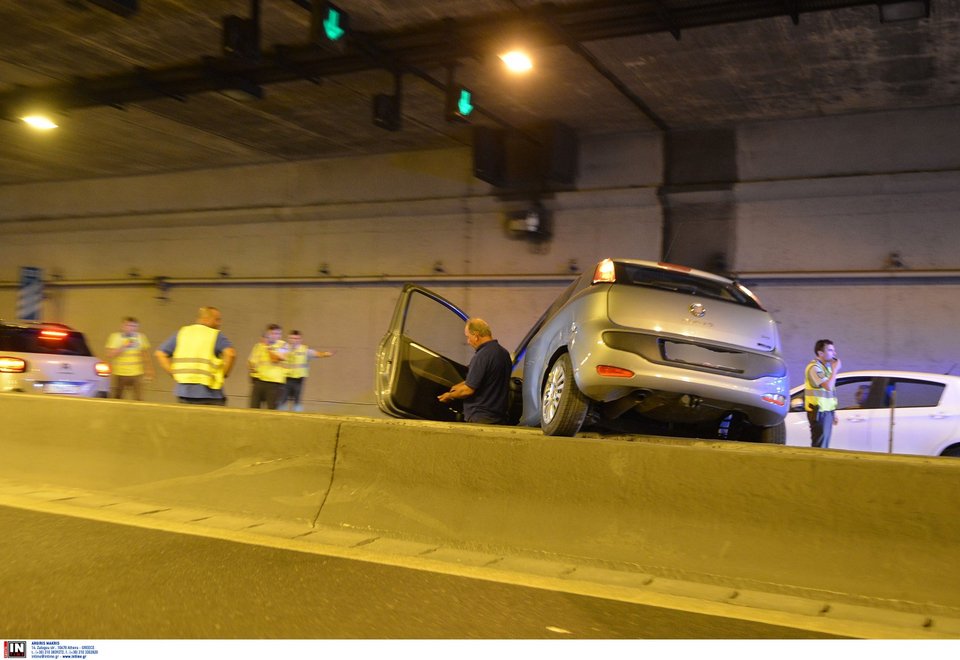 Τροχαίο τη νύχτα στην Αττική Οδο -ΙΧ «ανέβηκε» στο διαχωριστικό ...