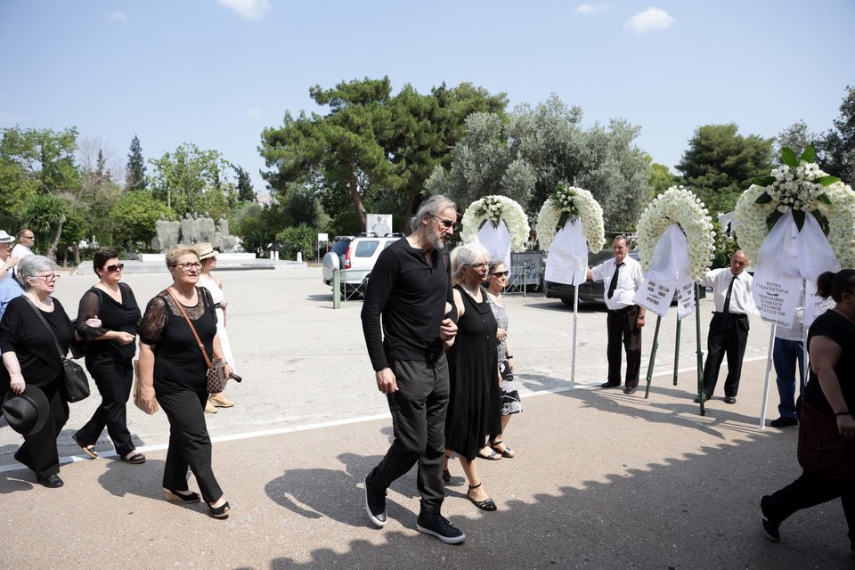 Άντζελα Ζήλεια: Θλίψη στην κηδεία της μεγάλης ερμηνεύτριας [εικόνες ...