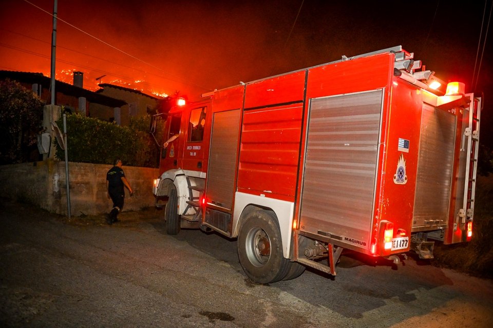 Αίγιο: Εικόνες αποκάλυψης από το πύρινο μέτωπο στην περιοχή Τράπεζα ...