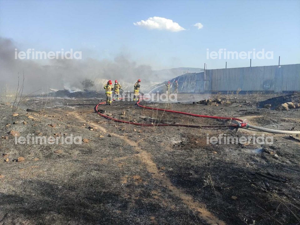 Καλύτερη η εικόνα από τη φωτιά στον Ασπρόπυργο -Πυρκαγιά σε αποθήκη ...
