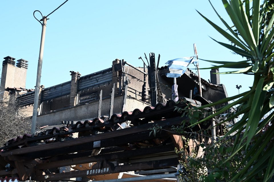 Μετρά τις πληγές της η Ανατ. Αττική: Καμένα σπίτια και μεγάλες ...