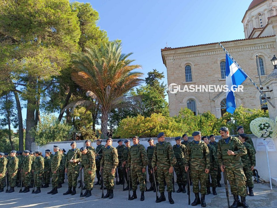 Θλίψη στα Χανιά: Το τελευταίο «αντίο» στον σμηναγό Χρ. Μουλά -Τυλιγμένο ...