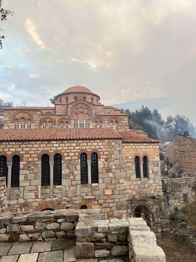 ΥΠΠΟ -Φωτιά στον Οσιο Λουκά: Τι κάηκε στον περιβάλλοντα χώρο και εντός ...