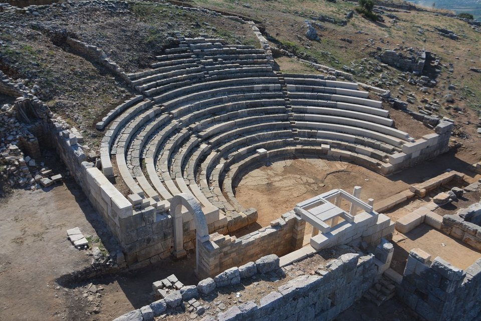 Ανοίγει για εκδηλώσεις το Αρχαίο θέατρο Πλευρώνας: Το βουλευτήριο της ...