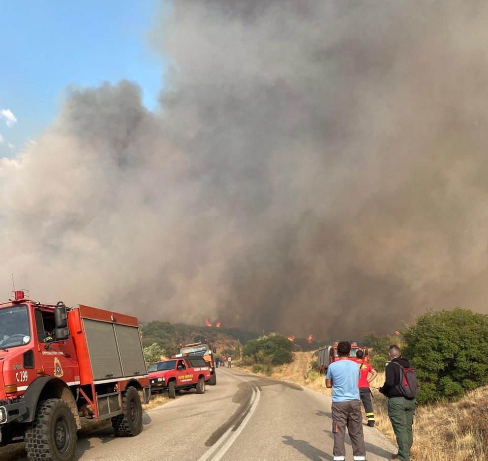 Πυρκαγιά στη Βοιωτία: Κάηκαν κτίρια στην ιστορική μονή του Οσίου Λουκά ...