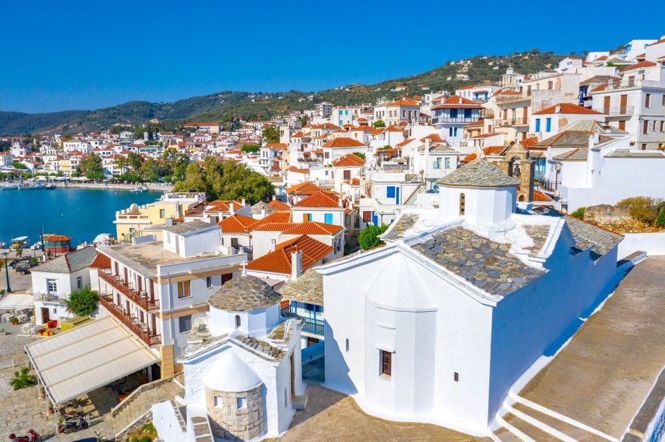 Η Σκόπελος του Mamma Mia -Σμαραγδένιες παραλίες και ραντεβού για ...