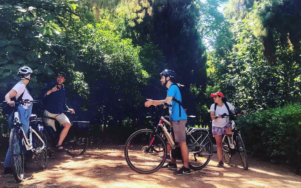 Βόλτα στην Αθήνα με ηλεκτρικά ποδήλατα και στάση για χυμό -Πώς ...