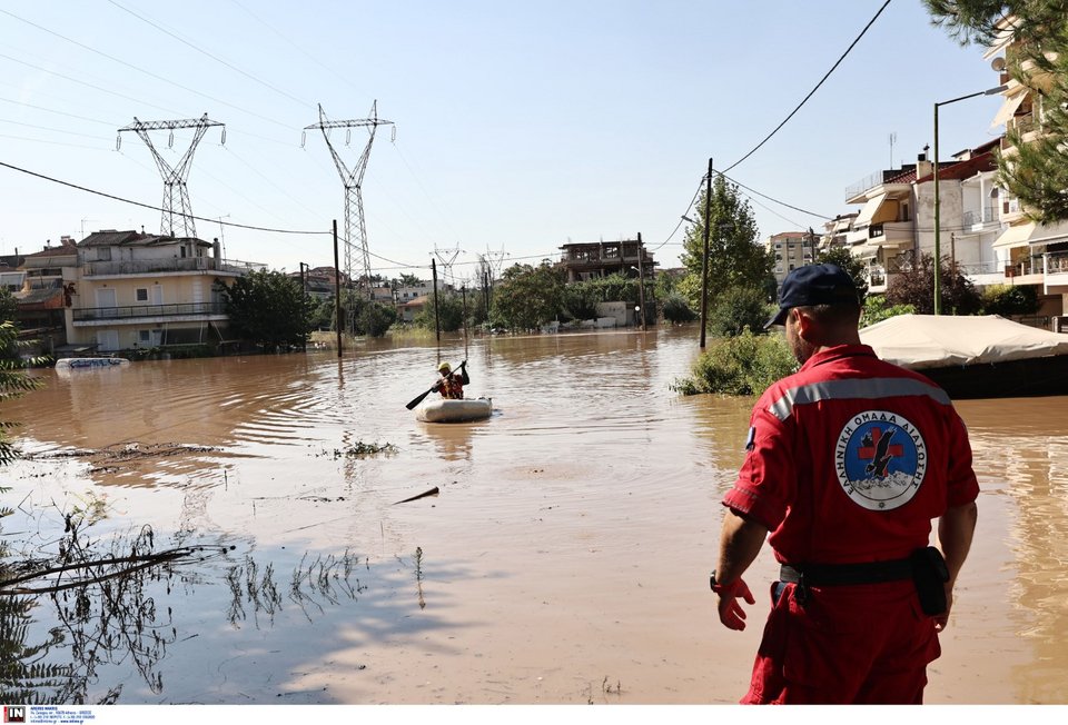 Σοκαριστικές εικόνες: Πλημμυρίζουν οι συνοικίες της Λάρισας, αγωνία για ...