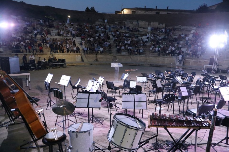 Ιστορική στιγμή για το Αρχαίο Θέατρο της Λάρισας -Είκοσι δύο αιώνες ...